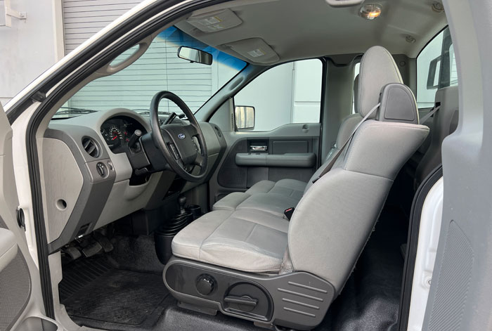 2007 Ford F-150 4WD - Inside Driver